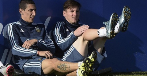 Lionel Messi đá kém vẫn được đồng đội bảo vệ