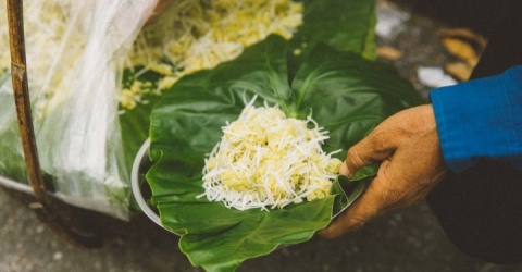 Xôi cốm gói lá sen - món đặc sản nhất định phải thử ở Hà Nội khi mùa thu về
