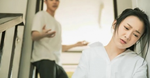 Đêm tân hôn, chồng ép vợ bán hết vàng cưới để trả nợ cho em trai