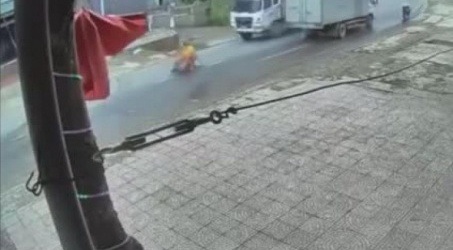Clip: Lái xe máy chạy như tự sát chui vào gầm xe tải, tài xế gặp may mắn