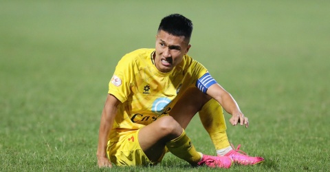 Doãn Ngọc Tân là ai mà được HLV Kim Sang Sik chọn thay Hùng Dũng tại