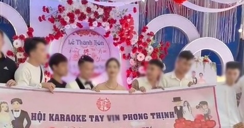 Hội bạn đi đám cưới mang theo băng rôn phản cảm, kém duyên