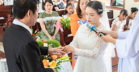 Cô dâu U60 tái hôn sau hơn 20 năm lẻ bóng, tìm thấy hạnh phúc bên ông ...