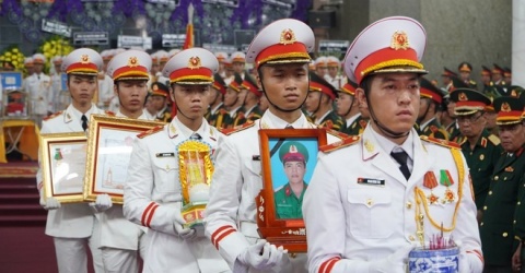 Tiễn đưa 12 liệt sĩ hy sinh trong diễn tập về nơi an nghỉ cuối cùng