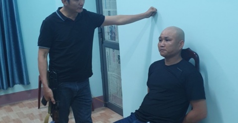 "Tóm" đối tượng dùng dao, súng truy sát một phụ nữ hàng xóm