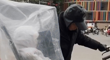 Sợ cháu ngồi sau xe đạp bị lạnh, ông nội sáng tạo ra chiêu cực độc ...