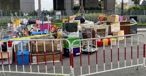 19 con chó để cả đêm ở sân chung cư, chủ nuôi nói do bị đuổi