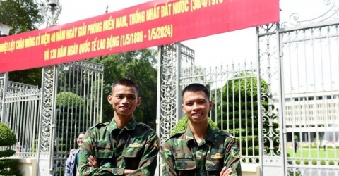 Hai chàng trai đi bộ 'hành quân' đến dinh Độc Lập đúng ngày 30-4
