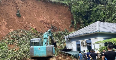 Sạt lở đất giữa đêm, phó chủ tịch HĐND xã cùng chồng, con thoát nạn ...