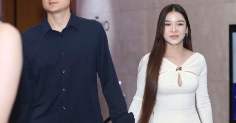 Vợ Đặng Văn Lâm siết bụng sau kết hôn