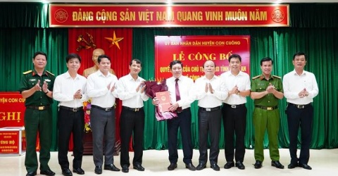 Con Cuông công bố và trao quyết định về chức danh Phó Chủ tịch UBND huyện