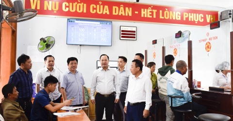 Phó Chủ tịch UBND tỉnh Nguyễn Văn Đệ kiểm tra việc vận hành chính quyền ...