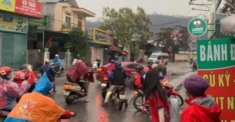 Trâu điên lao ra đường làm nhiều người bị thương