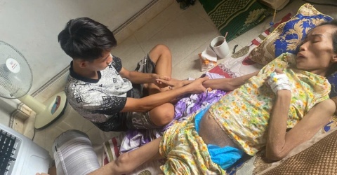 Xót xa cảnh chàng trai chăm ngoan bất lực bên người mẹ tiều tụy nằm chờ ...