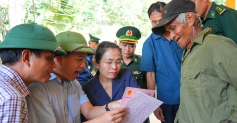Nghệ An: Trao Giấy chứng nhận quyền sử dụng đất cho đồng bào Đan Lai