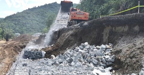 Nghệ An khắc phục hàng chục điểm sạt lở ta luy âm trên quốc lộ 7 do mưa lũ